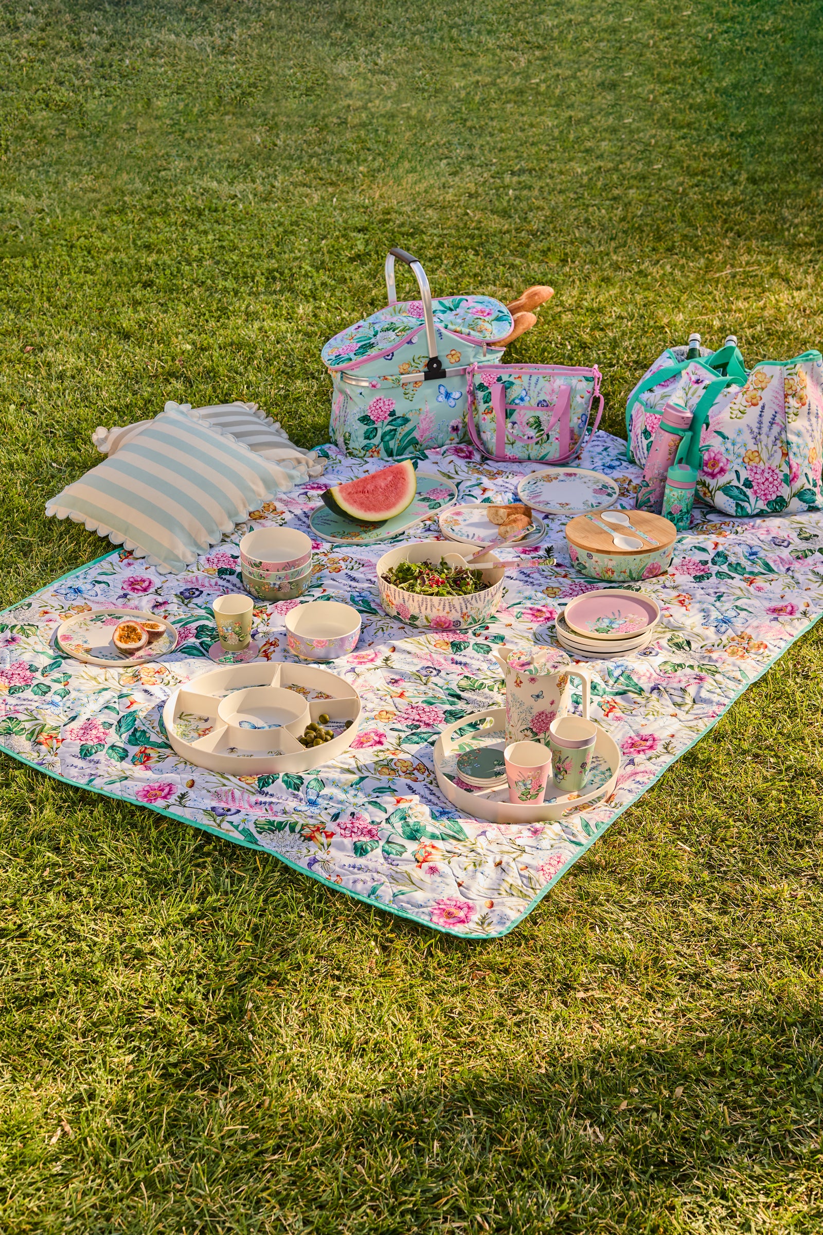 Maxwell & Williams Botanica Insulated Picnic Carry Basket - 40L